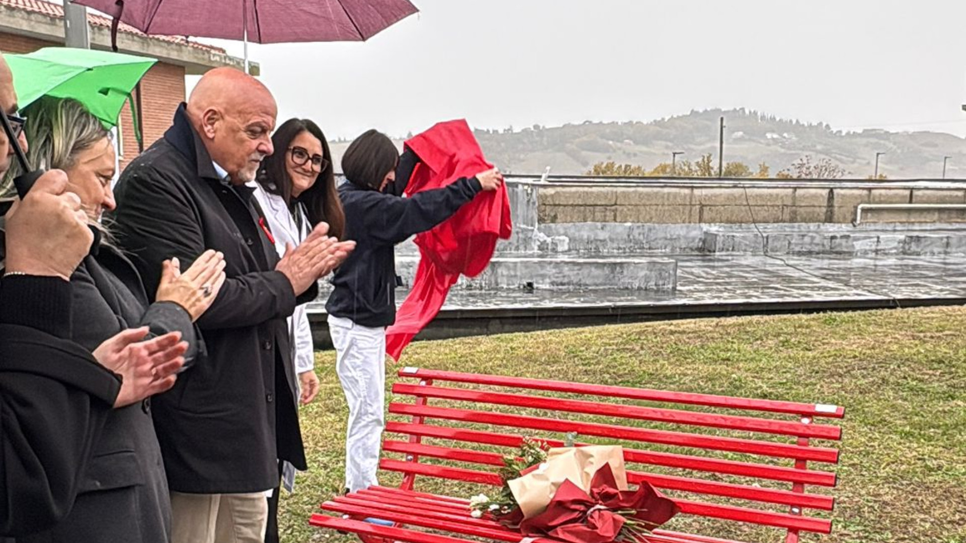 Panchina rossa e un ulivo per dire no alla violenza: la Asl di Teramo ...